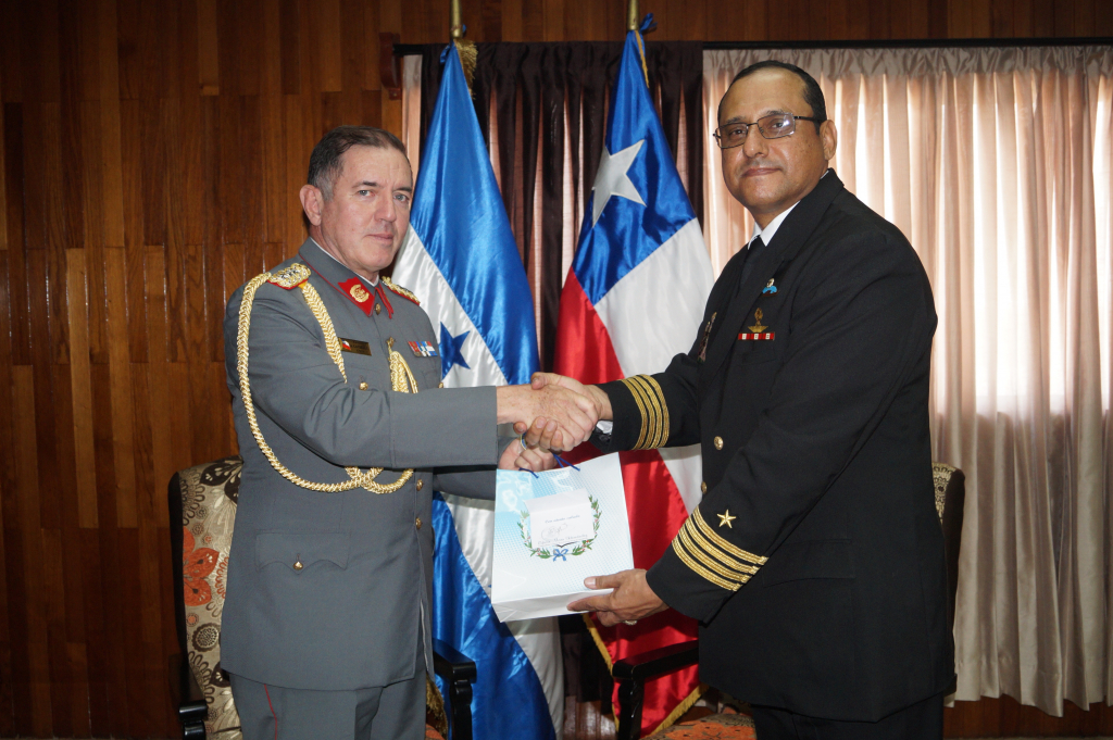 Honorable Visita Del Señor Agregado De Defensa De Chile Fuerzas