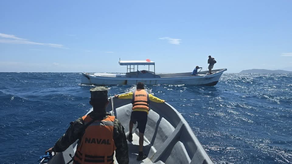 Rescate exitoso en altamar: FNH auxilia a pescadores a la deriva en ...